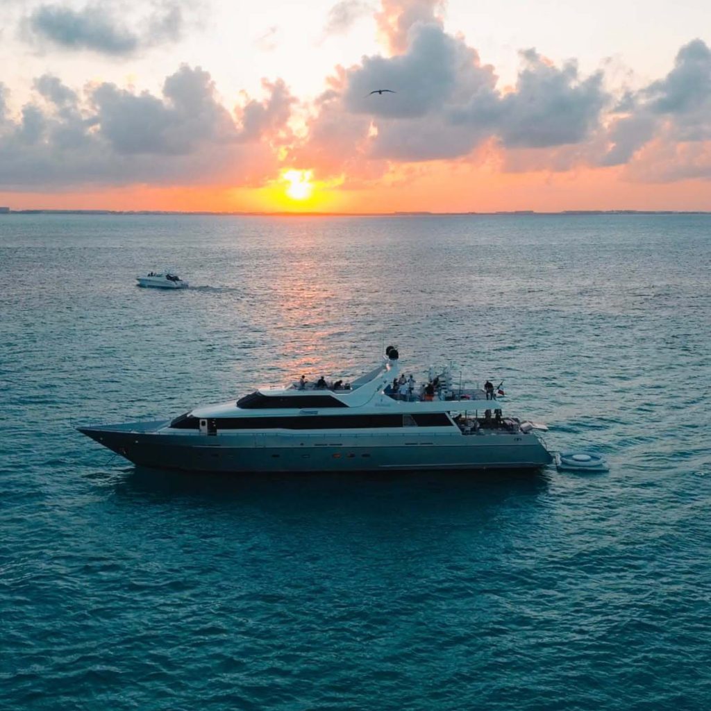 Yacht 115 ft - Avalon - Classic Heesen - Delamaryachts